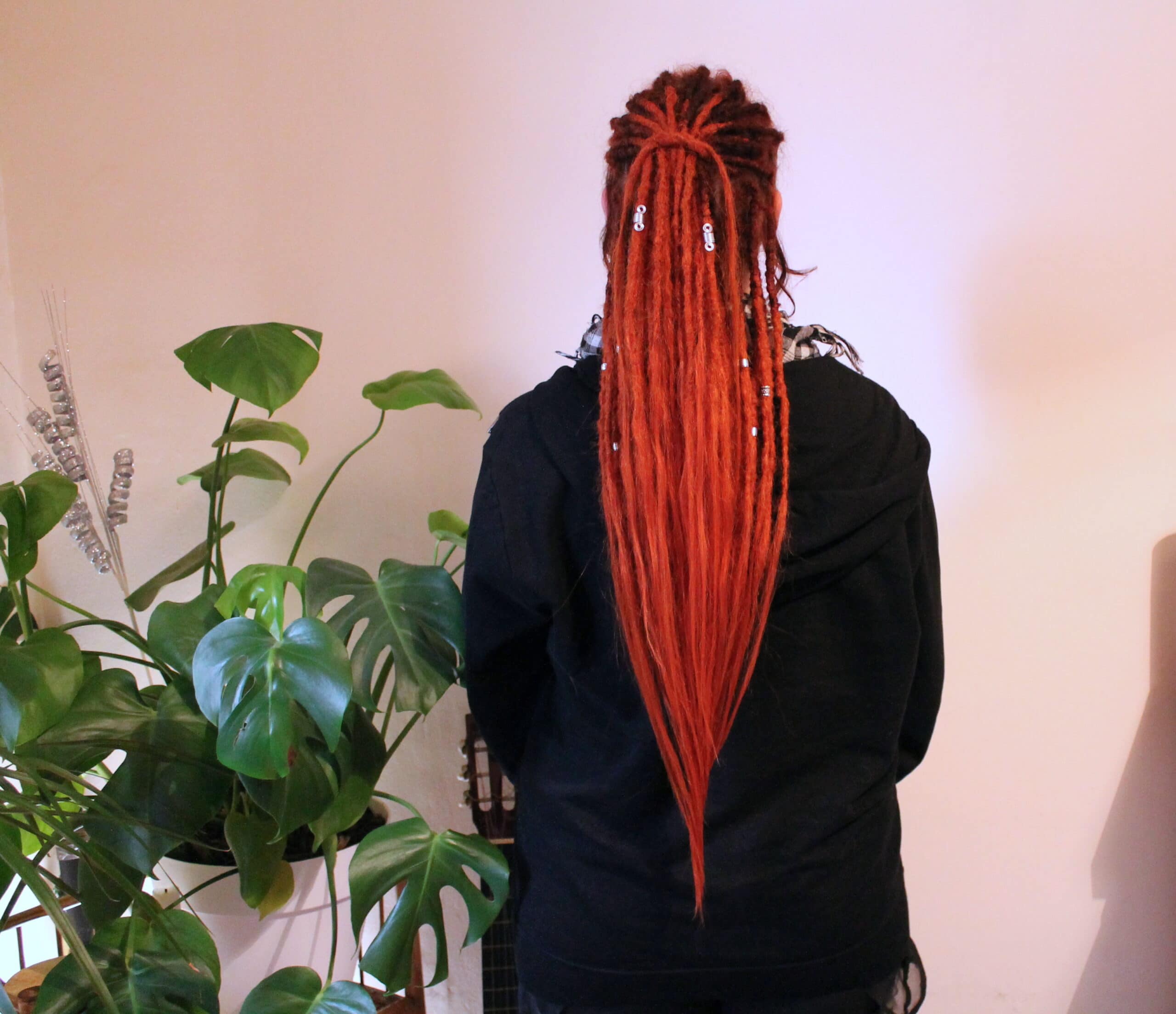 Pose d'extensions dreadlocks naturelles rouge pétillante - Dreads Expert