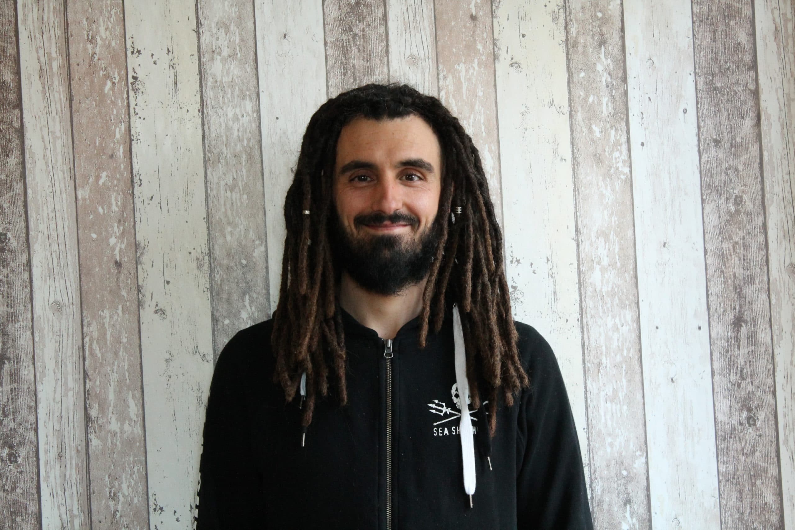 Pose d'extensions de dreadlocks naturelles pour homme - Dreads Expert